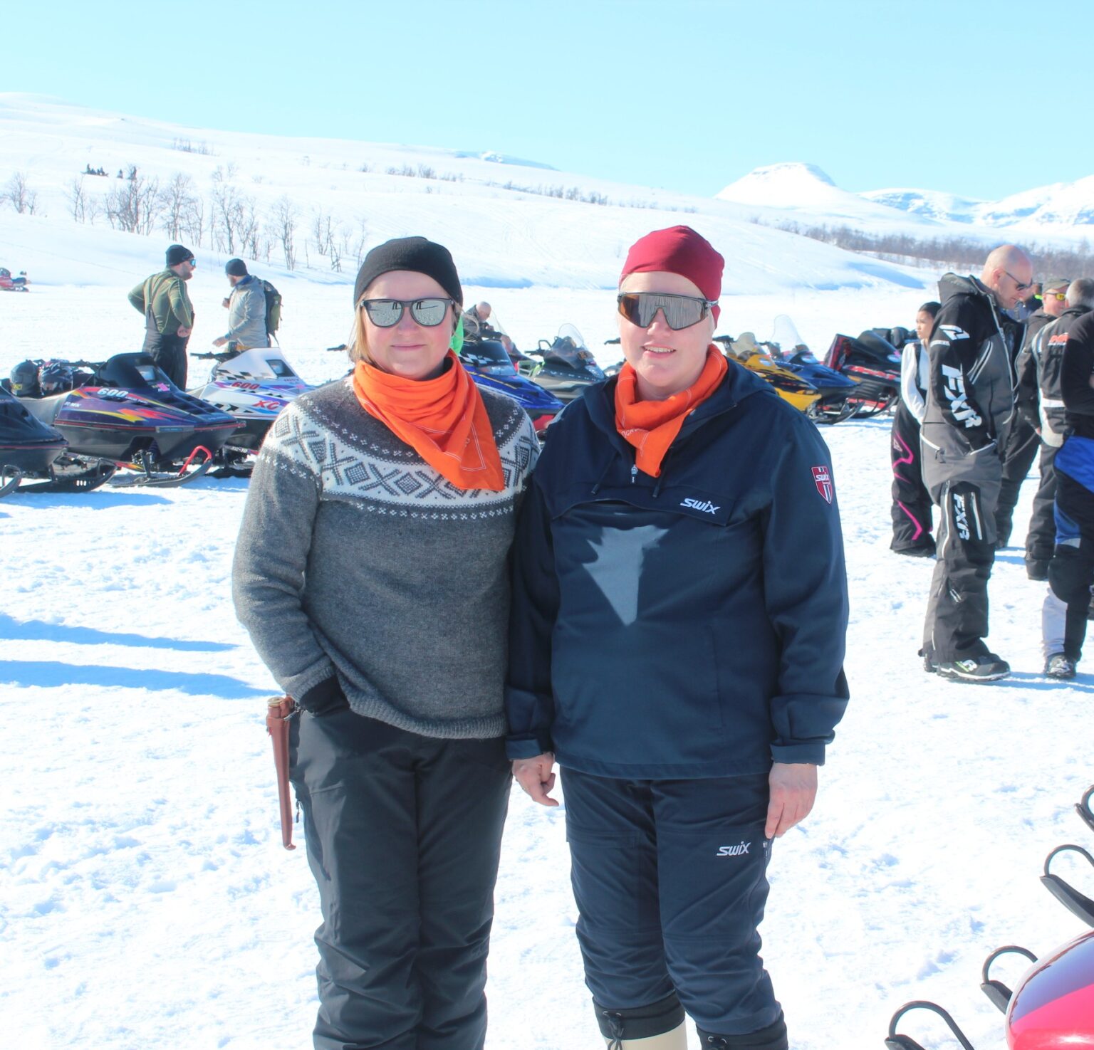 Topp forhold på fjellet med årganger av snøscootere og isfiske for små ...